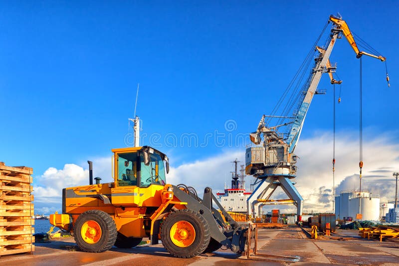 Carregamento E Descarregamento No Porto Imagem de Stock - Imagem de ...