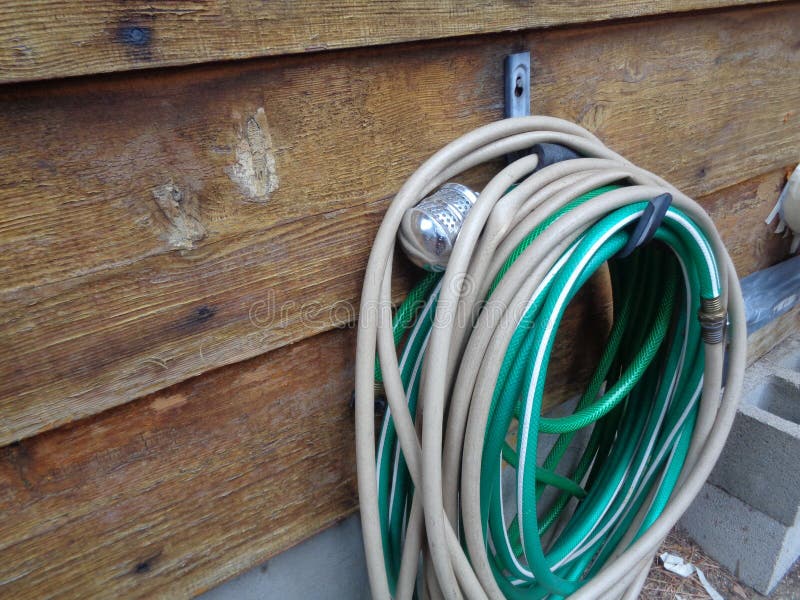 Carretel Da Mangueira Contra Cedar Siding Wall Imagem de Stock - Imagem ...
