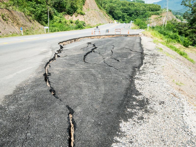 Carretera De Asfalto Agrietada Imagen de archivo - Imagen de fondo ...