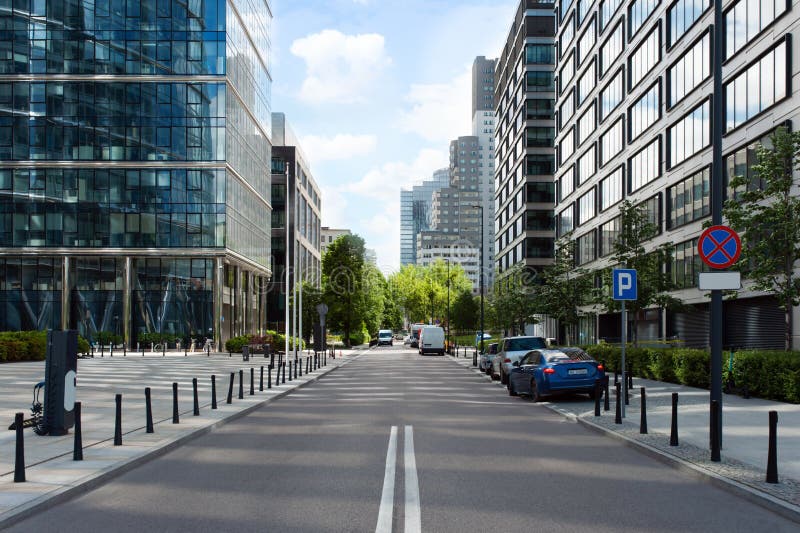 Carretera Entre Hermosos Edificios Con Muchas Ventanas En La Ciudad ...