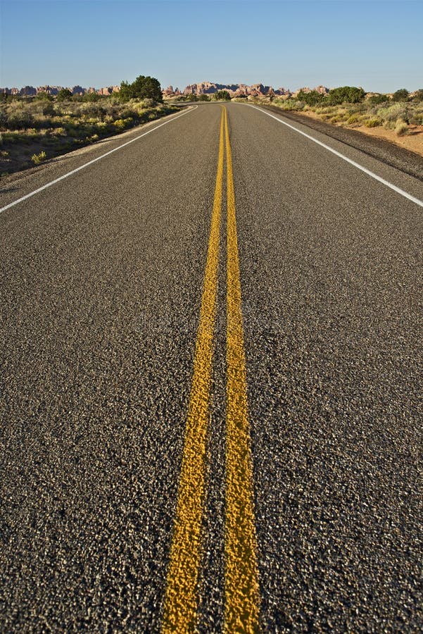 Carretera recta foto de archivo. Imagen de conducir, carriles - 43060882
