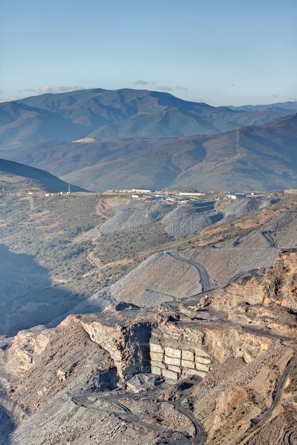 Pile De Roche D'ardoise Sur La Montagne Image stock - Image du pierres ...