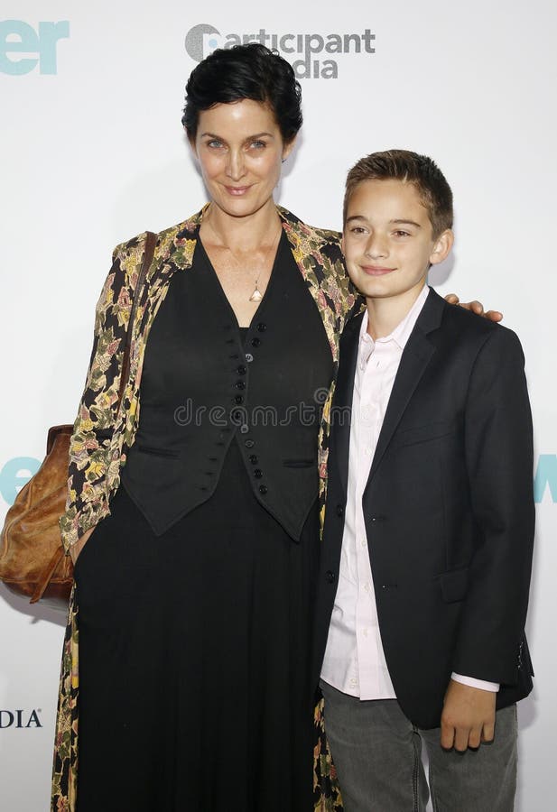 Carrie Anne Moss Y Sus Hijos Jaden Roy Y Owen Roy Imagen de archivo ...