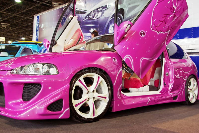 Carro ajustado cor-de-rosa foto de stock editorial. Imagem de frente ...