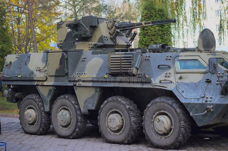 Carro Armato Militare Nel Campo Immagine Stock - Immagine di forza ...