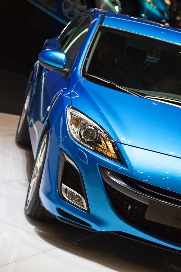 Carro azul novo imagem de stock. Imagem de azul, rodas - 3519789