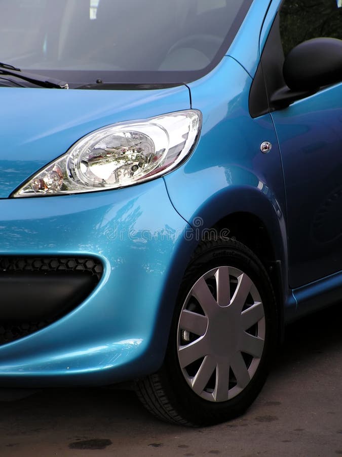 Carro azul novo imagem de stock. Imagem de azul, rodas - 3519789