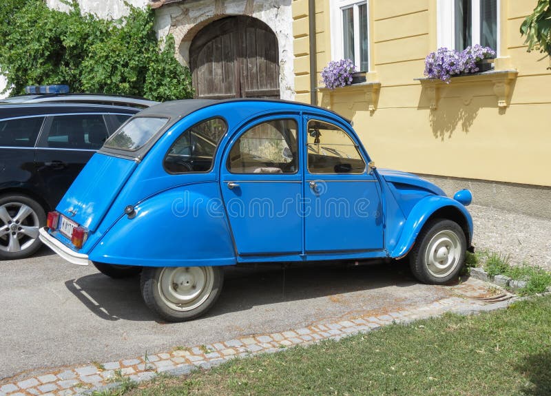 Carro azul de Citroen 2CV imagem editorial. Imagem de editorial - 132867585