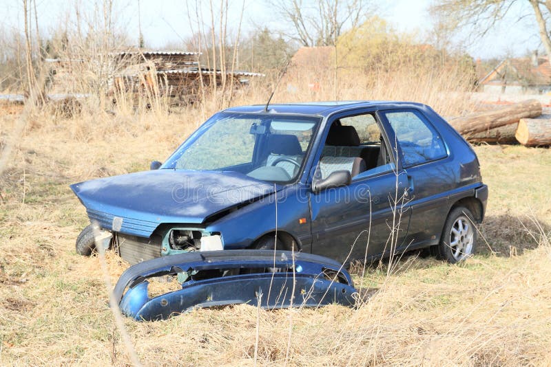 Carro azul quebrado imagem de stock. Imagem de vazio - 92766571