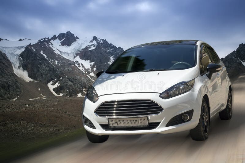 Carro branco de Ford imagem de stock. Imagem de branco - 155919247