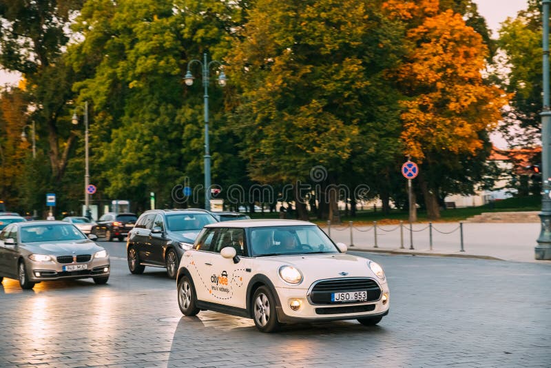 Carro Branco Mini Cooper with Logo Citybee Da Cor Que Move Sobre a Rua ...