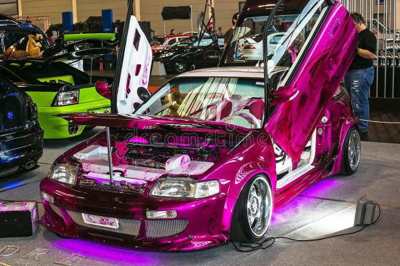 Carro cor-de-rosa imagem de stock editorial. Imagem de luxo - 30997009