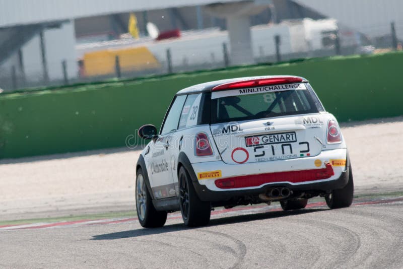 Carro De Corridas De Mini Cooper S Sv31 Foto de Stock Editorial ...