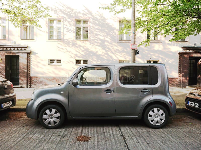 Cubo de nissan fotografia editorial. Imagem de sujo - 173752592