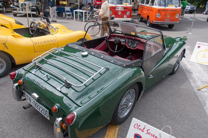 Convertible De Triumph Herald 1200 Do Carro Do Vintage Nas Ruas Da ...