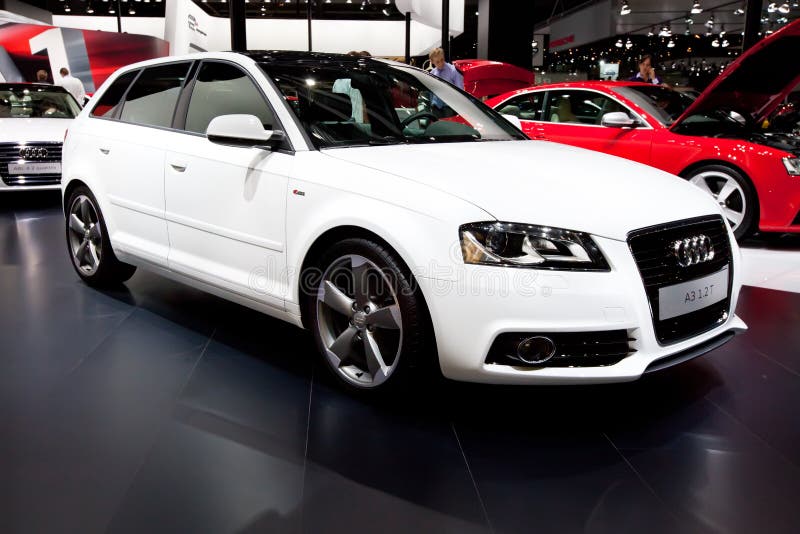 Carro Desportivo Branco Audi A3 Imagem Editorial - Imagem de carro ...