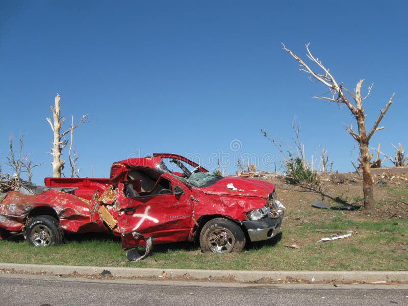 Carro destruido foto editorial. Imagen de destructivo - 20130251