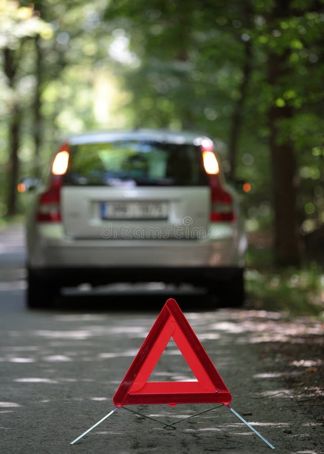 Carro Dividido Com Triângulo De Advertência Imagem de Stock - Imagem de ...