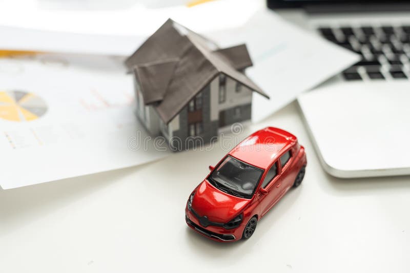 Carro E Casa. Carro Miniatura E Casa Em Fundo Branco. Imagem de Stock ...