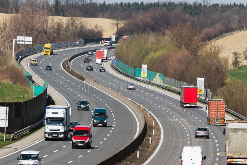 Carro en la carretera imagen de archivo. Imagen de carreteras - 47079631