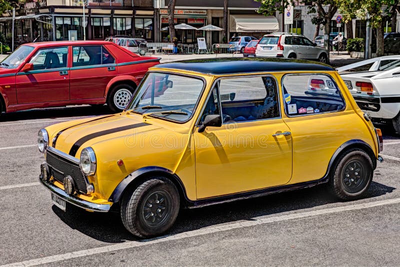 Carro Mini Cooper 1300 Do Vintage Foto Editorial - Imagem de colheita ...