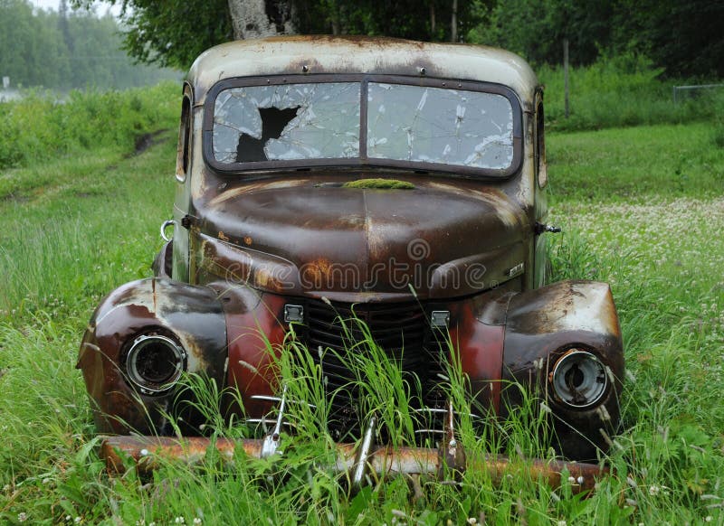 Carro Oxidado De La Vendimia Imagen de archivo - Imagen de abandonado ... Carro Oxidado De La Vendimia Imagen de archivo - Imagen de abandonado ...