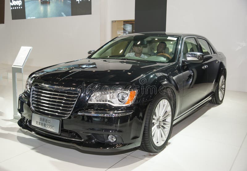 Carro Preto Chrysler 300c Que Está Na Estrada Asfaltada Na Cidade No ...