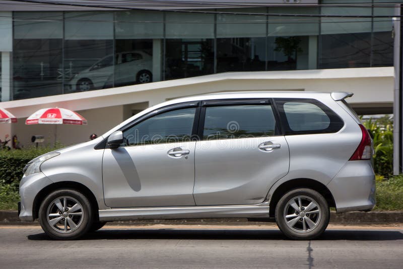 Carro Privado De Toyota Avanza Imagem Editorial - Imagem de roda ...