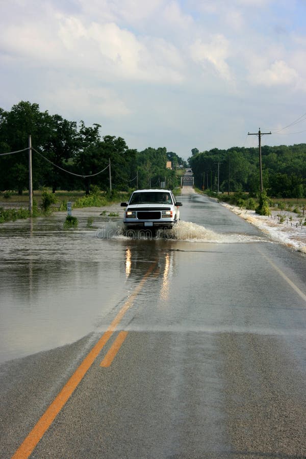 Carro Que Conduce En El Camino Inundado Imagen de archivo editorial ...