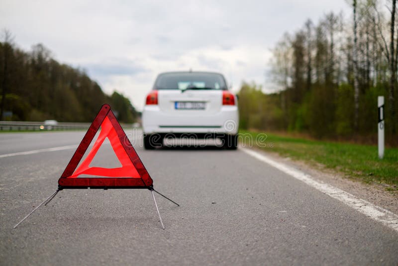 Carro Quebrado Em Um Lado Da Estrada Foto de Stock - Imagem de lado ...
