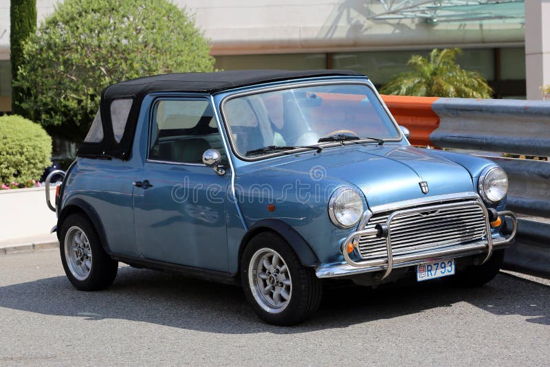 Carro Retro Azul Austin Mini Cooper Foto Editorial - Imagem de ...