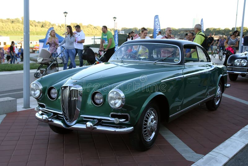 Carro velho imagem de stock editorial. Imagem de fundo - 33806859