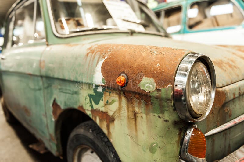 Carro velho oxidado imagem de stock. Imagem de quebrado - 86460165