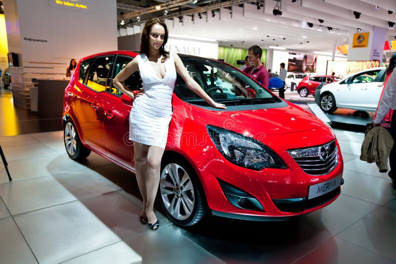 Carro vermelho Opel Meriva imagem de stock editorial. Imagem de lâmpada ...