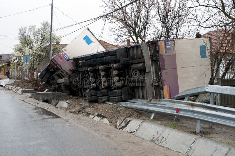 Carro volcado foto de archivo. Imagen de seguro, rodado - 16337046