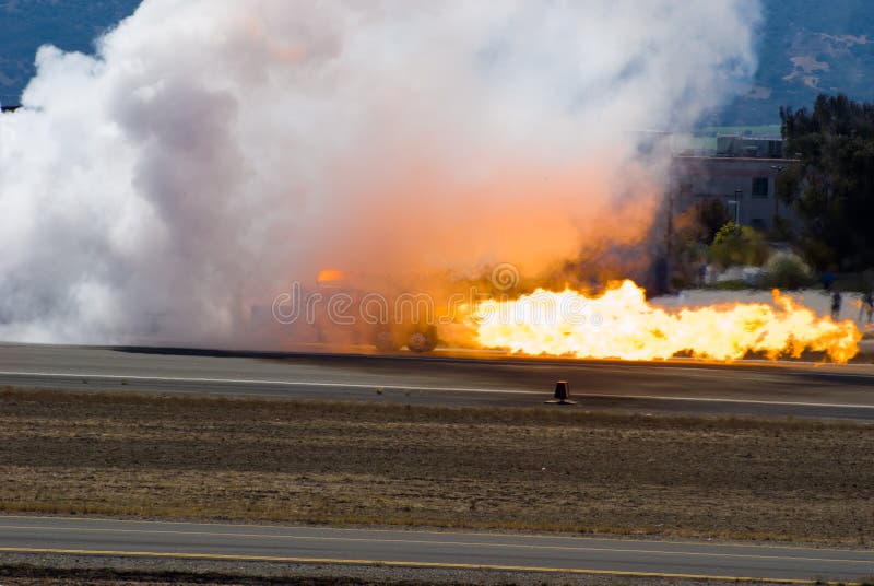 Carro y llamas del humo imagen de archivo. Imagen de aeropuerto - 5007771