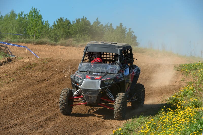 Carros na trilha fotografia editorial. Imagem de velocidade - 122442757
