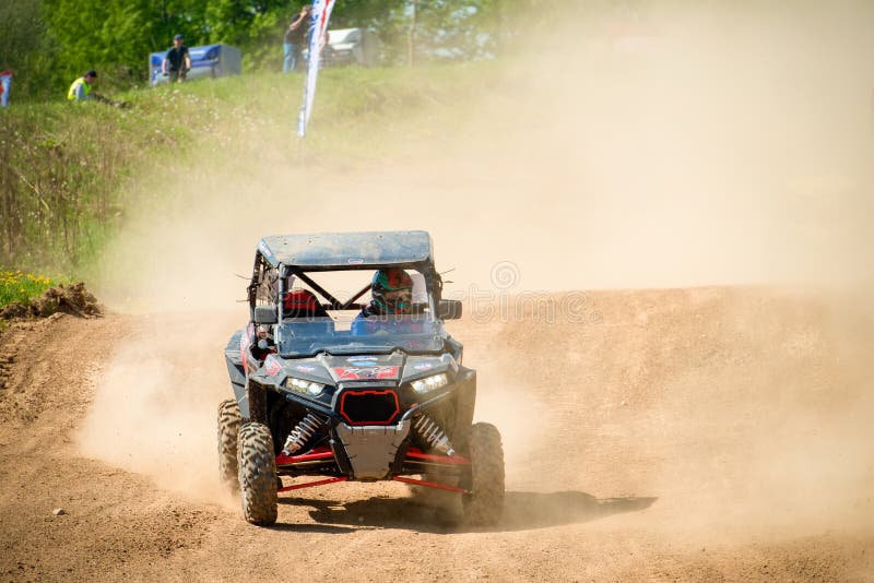 Carros na trilha imagem editorial. Imagem de maneira - 122446690