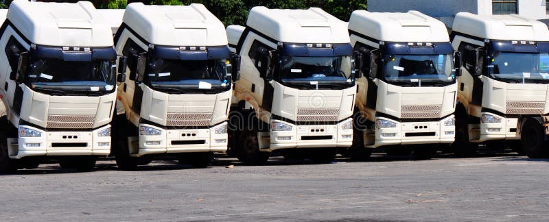 Carros pesados en fila imagen de archivo. Imagen de estacionarado ...