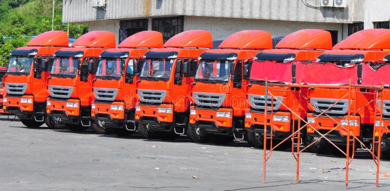 Carros pesados en fila imagen de archivo. Imagen de estacionarado ...