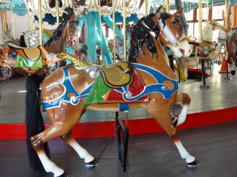 Carrusel Colorido En Parque Del Atraction Imagen de archivo - Imagen de ...
