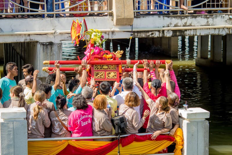 Carry Chinese Goddess Palanquins Across O Rio Foto Editorial - Imagem ...