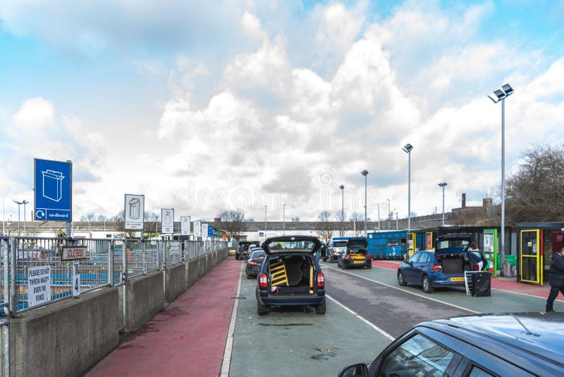 Cars Lined Up at Grocery Store Pick Up Drive-thru Editorial Stock Image ...