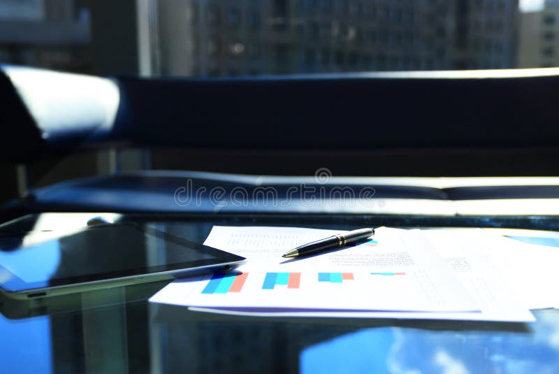 Cartas Financeiras Na Tabela Imagem de Stock - Imagem de sucesso ...