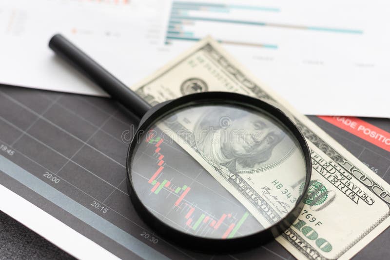 Cartas Financeiras Sobre a Mesa Com Tablet E Caneta Imagem de Stock ...