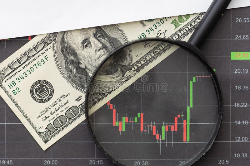 Cartas Financeiras Sobre a Mesa Com Tablet E Caneta Imagem de Stock ...