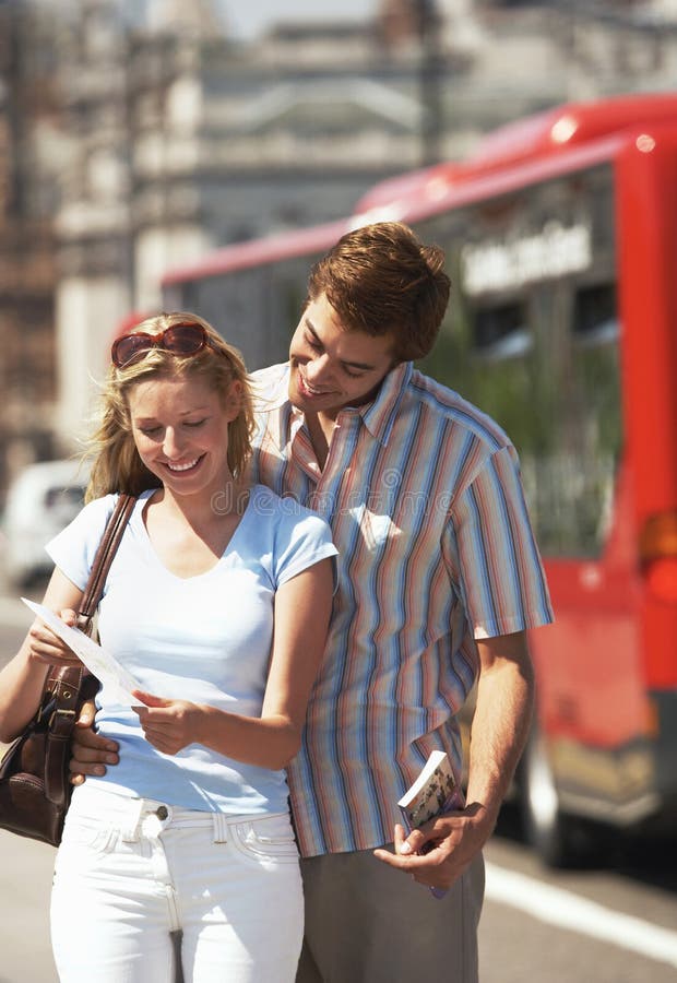 Carte De Lecture De Couples Sur La Rue De Londres Image stock - Image ...