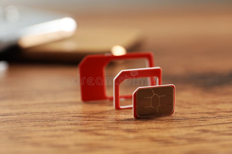 Carte Rouge Multi-sim Sur Table En Bois Closeuse Image stock - Image du ...