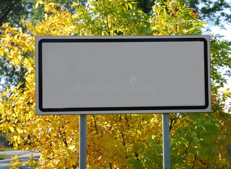 Letrero blanco vacío foto de archivo. Imagen de recorrido - 4672310