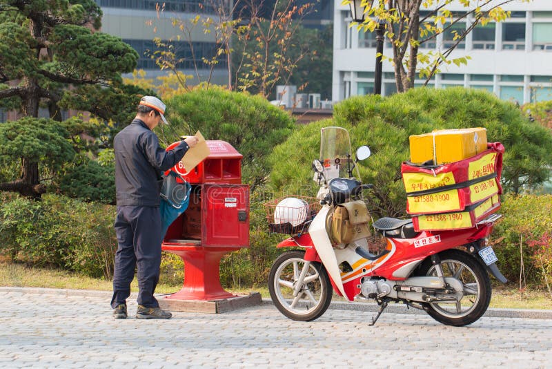 Cartero En Uniforme Con El Bolso Y El Carro, Entregando Imagen de ...
